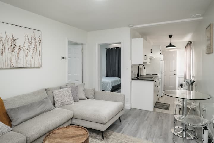 Cozy, Clean & Bright Suite - Windsor