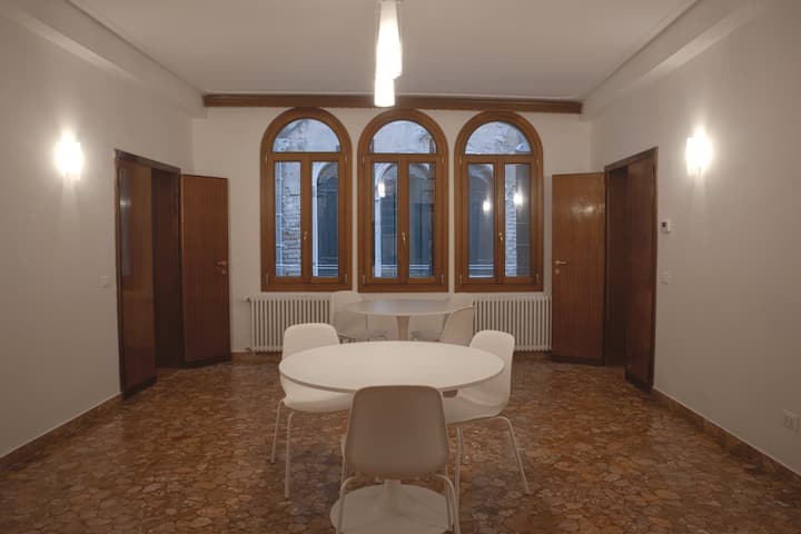 Venice Rooms - Red - Venecia