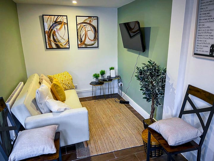 Stylish Bungalow Upto 6 Guests - Reading