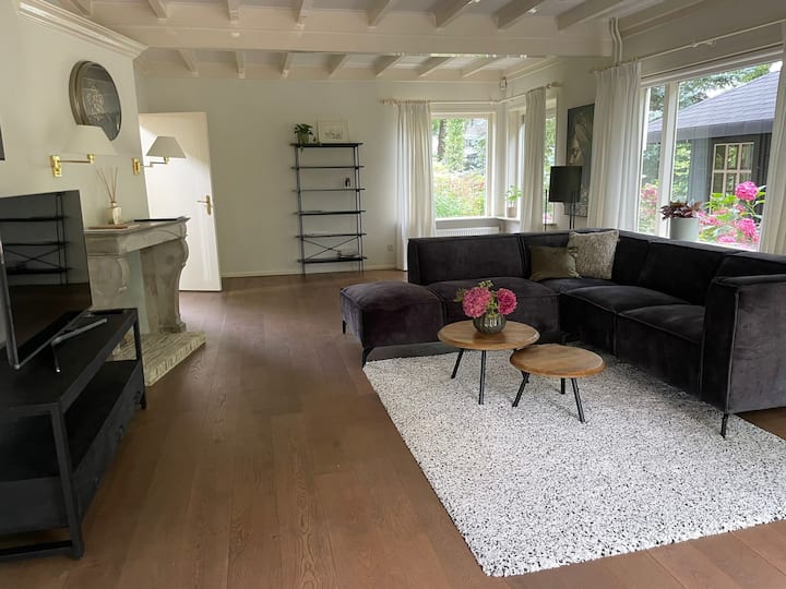 Villa Bergen, Aan De Rand Van Het Centrum En Bos. - Bergen