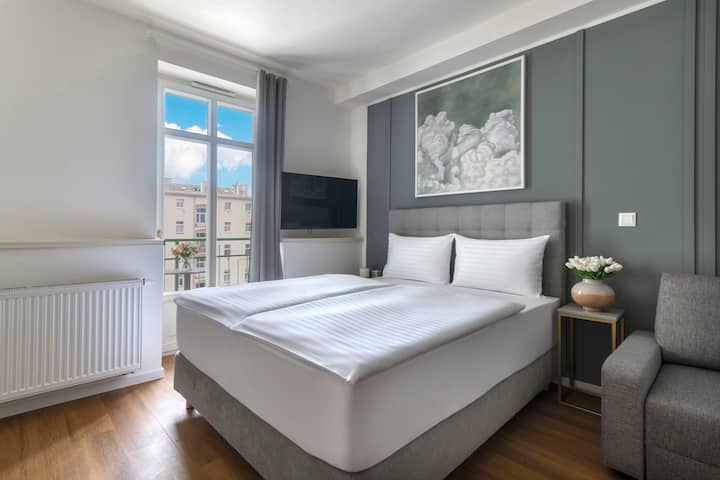 Dwellfort | Luxury Apartment With Balcony And View - Praag
