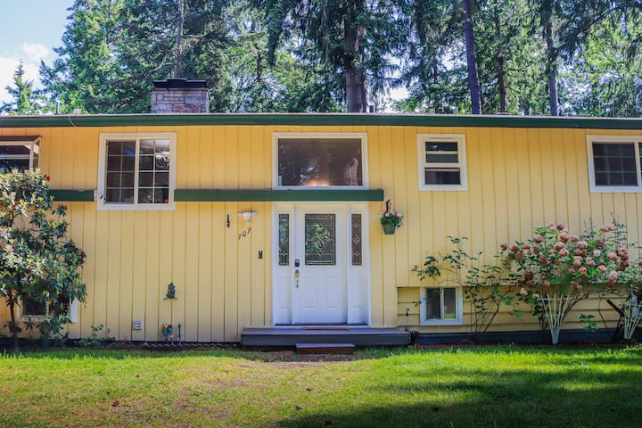 Surrounded By Trees, Huge Backyard - Federal Way, WA