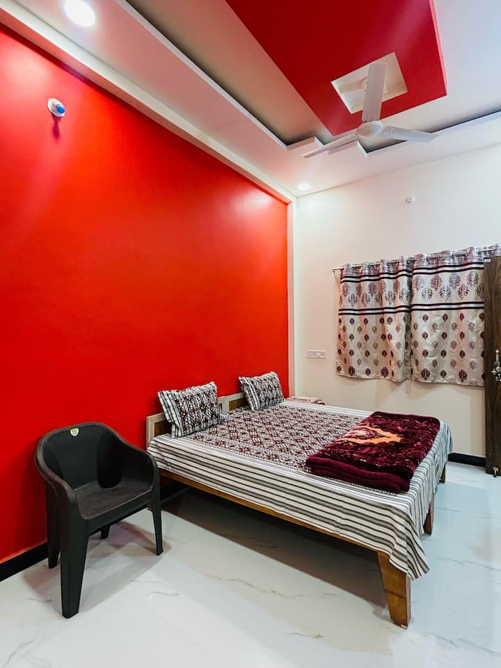 Ac Bedroom With Balcony & Kitchen - Ujjain