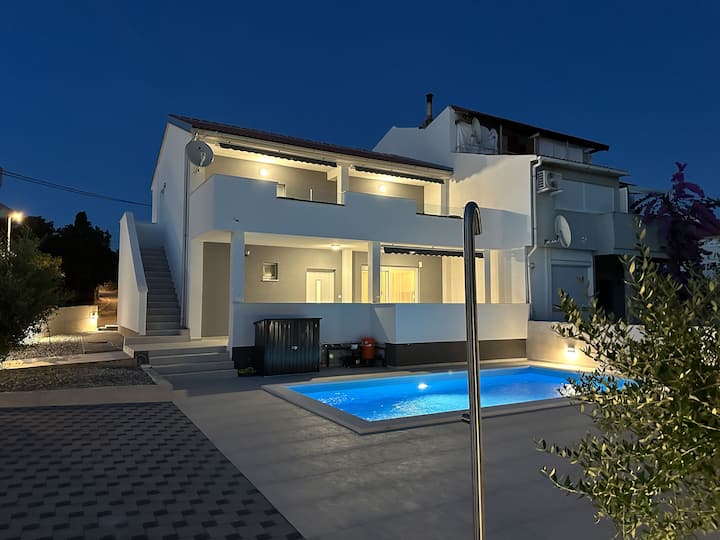 Laurus Floor At Villa Navalia - Mandre