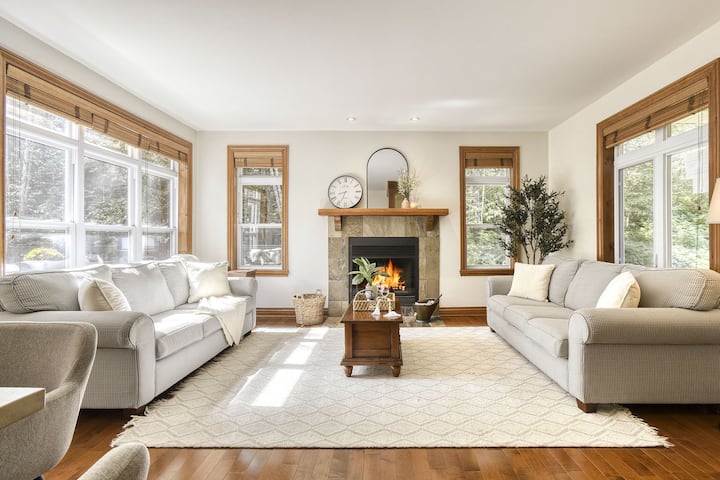 New! Luxe Chalet W/ Hot Tub Near Ski Slopes - Mont-Tremblant
