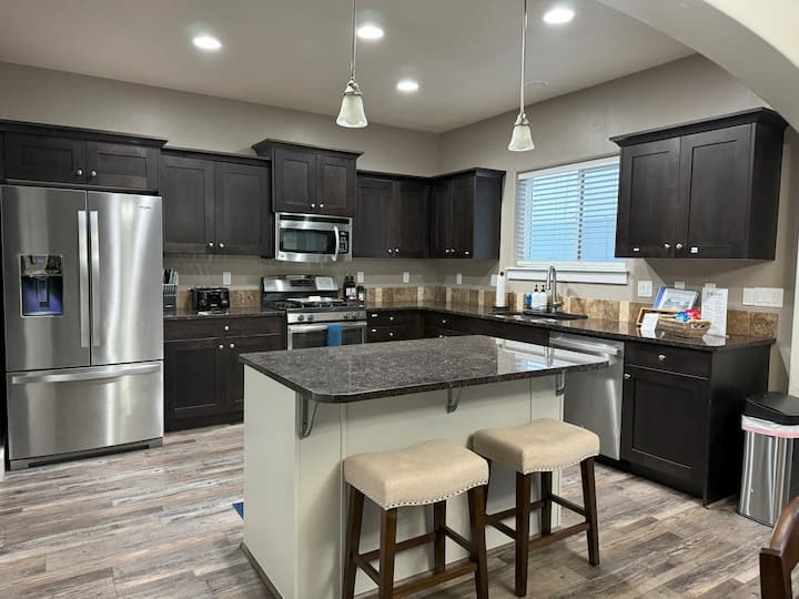 Family-friendly Stylish 5br W/ Theater & Hot Tub - Meridian, ID