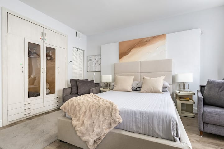 Modern Condo On Ocean Drive With Full Kitchen - South Beach, FL