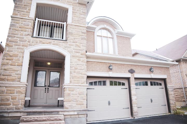 Modern, Luxurious, Entire Home For Family Or Work - Vaughan