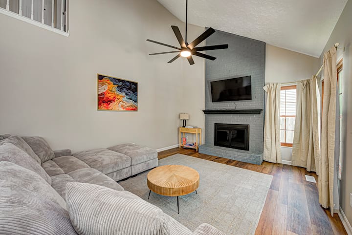 Modern Home: Hot-tub, Fire-pit, Sleeps12, Pets Ok - Fishers, IN