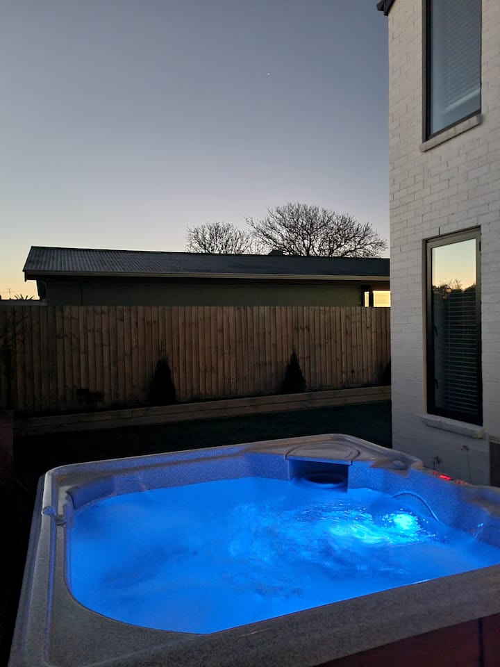 Warm Winter Stay, Hot Tub, Game Room & Central - 林肯