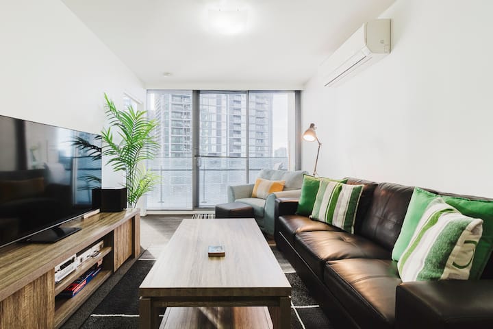Southbank Stylish 2 Bed Apt | Pool, Gym - Williamstown
