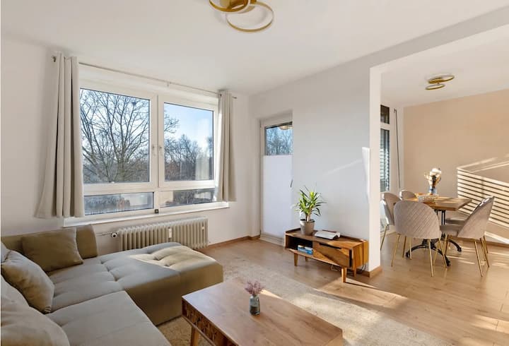 Stillvolle Gesamtunterkunft Mit Balkon, Natur - Düsseldorf