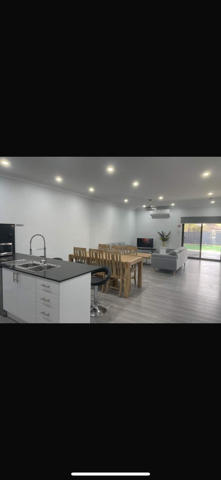 Quiet Spacious Family House - Penrith