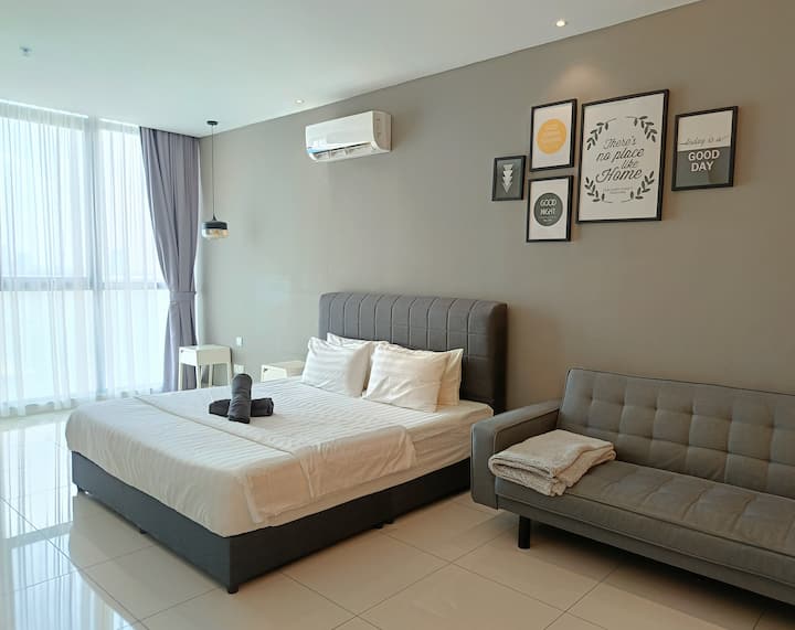Designer Unit Atria Mall [King Bed,washer,netflix] - Petaling Jaya