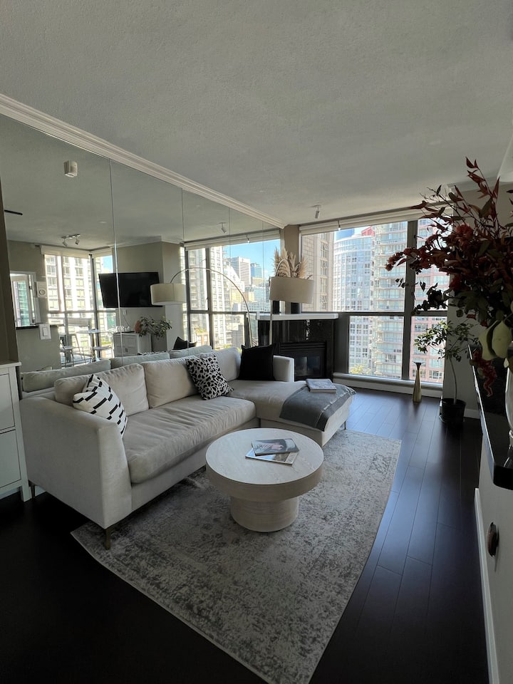 Contemporary Yaletown Condo - Vancouver