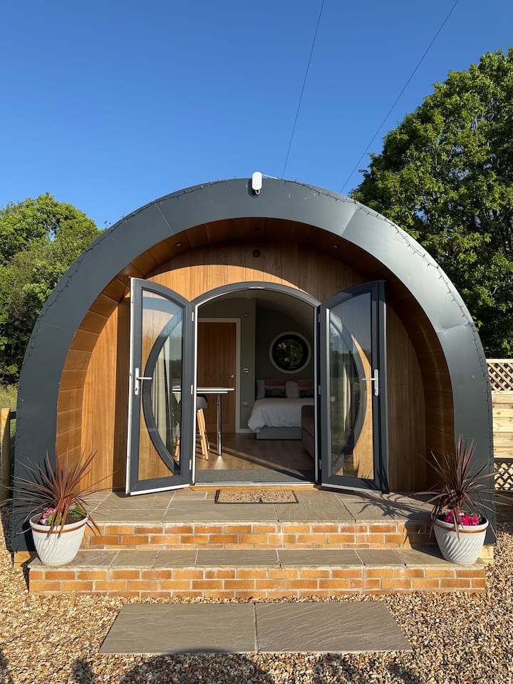 Spacious Pod + Hot Tub, Garden & Countryside Views - United Kingdom