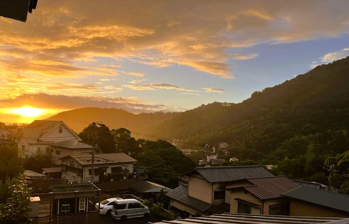 山々に囲まれたせせらぎを聞きながら、静けさを楽しむ貸切一軒家 - Atami