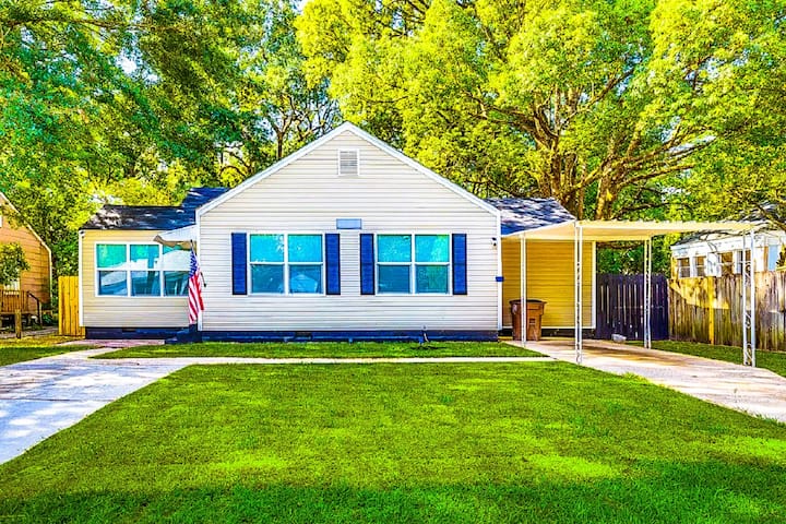 Mid-town Cave | Sleeps 6 - Mobile, AL