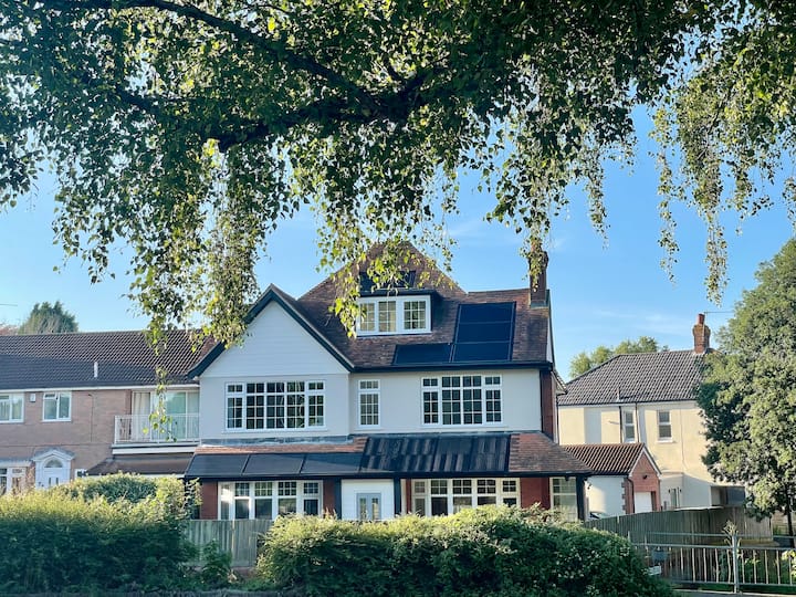 Light & Spacious 9 Bed House - Sandbanks