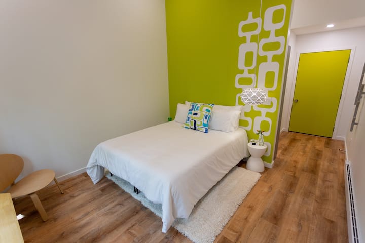 Lakefront & Wooded Bnb "The Ridge" - Green Room - Interlochen, MI