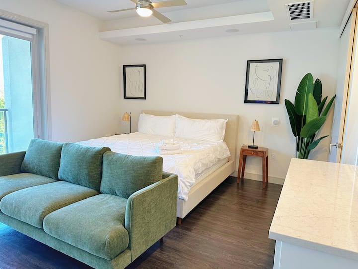 Irvine Studio | I-405 Jamboree King Bed  Uci City - Tustin, CA