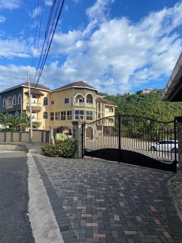 Cozy & Cool Apt At Kristal Manor - Kingston