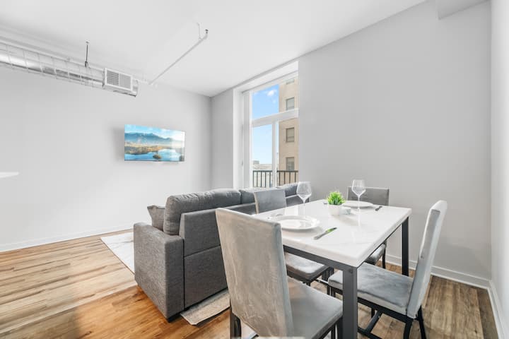 Spacious  Dt Condo L Free Parking L Fast Wi-fi - Cleveland, OH