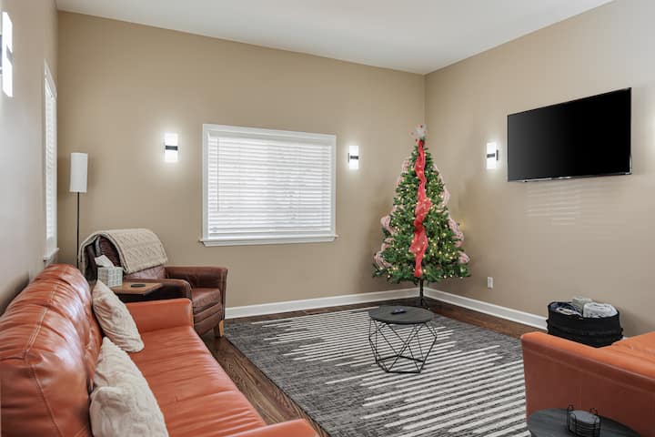 Spacious Home W/ Several Beds (2 King) And Games! - Saint Joseph, MO