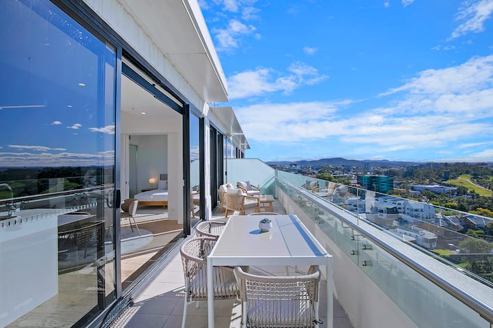 Top Of Spring Hill—balcony Bliss & Poolside Escape - Spring Hill