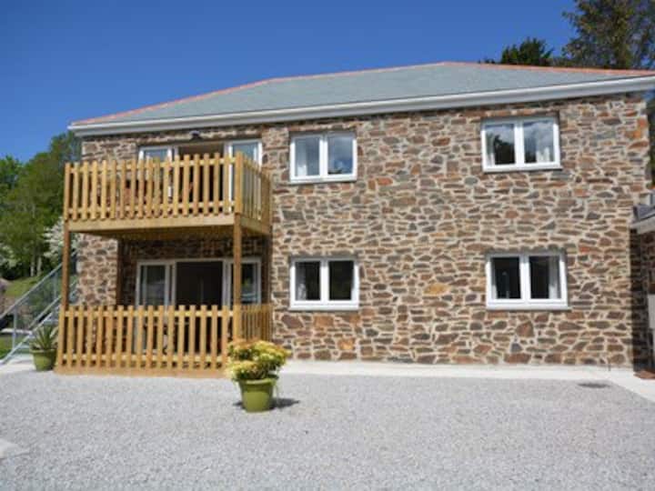 Upstairs Spacious Apartment - Redruth
