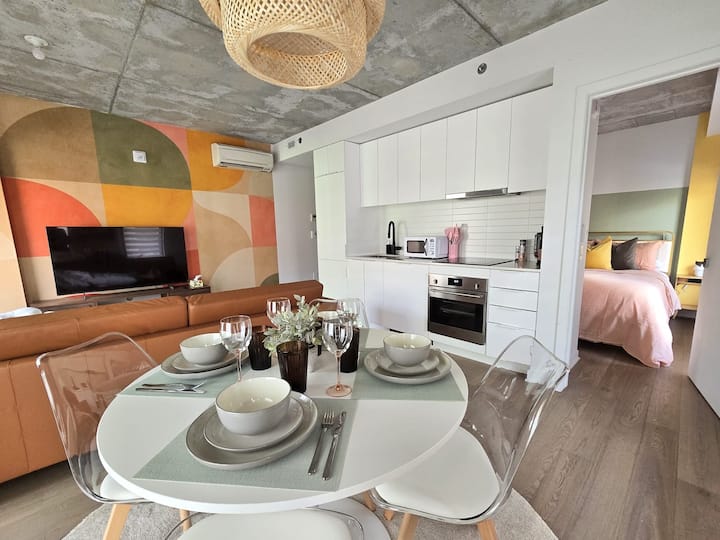 Bright Bold Designer Suite Gym, Coworking, Rooftop - Montreal