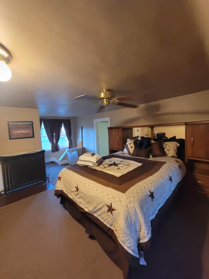 Spacious Executive Suit With Walk-in Closet! - Altoona, PA