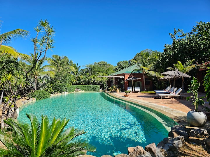 Villa Aq With A Luxurious Garden And Large Pool - São Bartolomeu