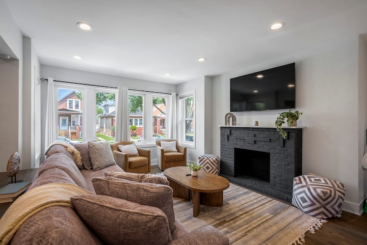 New! Large/beautiful Home With 6bds/4bth + Garage! - Chicago, IL