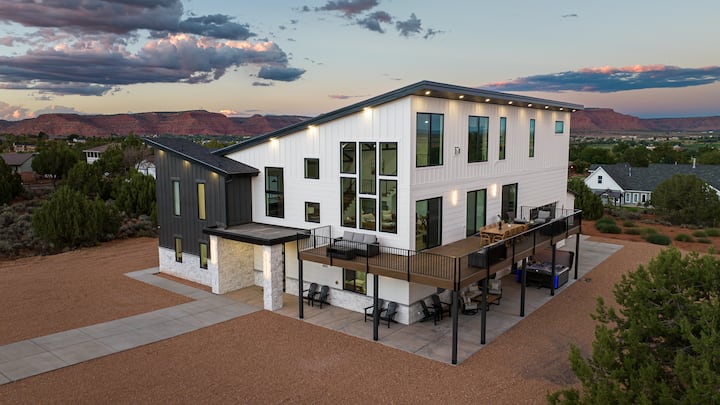 Indoor Sports Court, Pool, Hottub, 30+ People - Kanab, UT