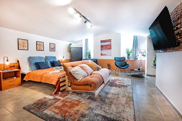 Industrial Studio @Náměstí Míru W/ Netflix & Wifi - Praga