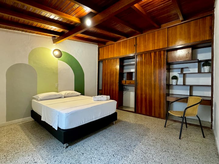 Big Room+wifi+good Location+bath+cozy @Laureles - Medellín