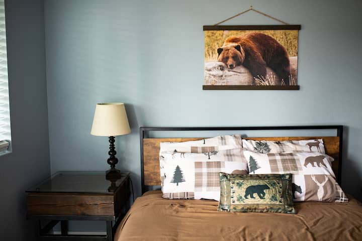 Private Studio Retreat Room At The Bunkhouse Bear - Wildlife Safari, Winston
