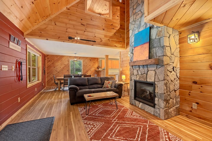 Dog-friendly Chalet • Huge Fenced Yard + Fire Pit - Maine