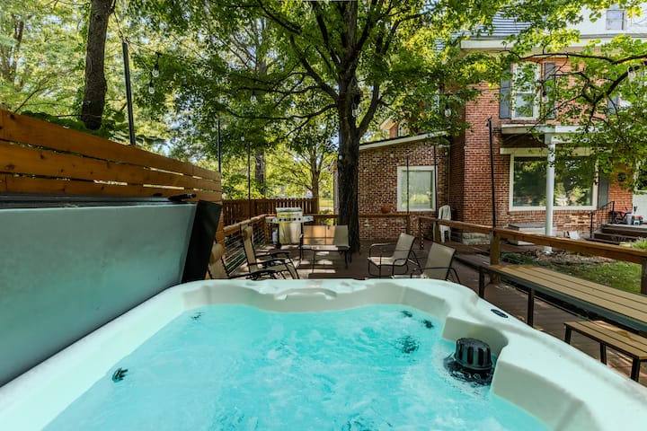 Nine Oaks Retreat Arcade Game Room Hot Tub - Cherokee Hotel & Casino West Siloam Springs