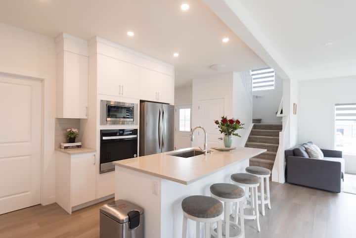 8 Pax* New House *Gym* Garage Parking*airport - Airdrie