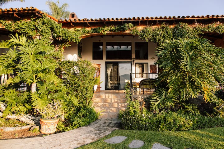 Villa With Private Tennis Court, Pool & Lake View - Jocotepec