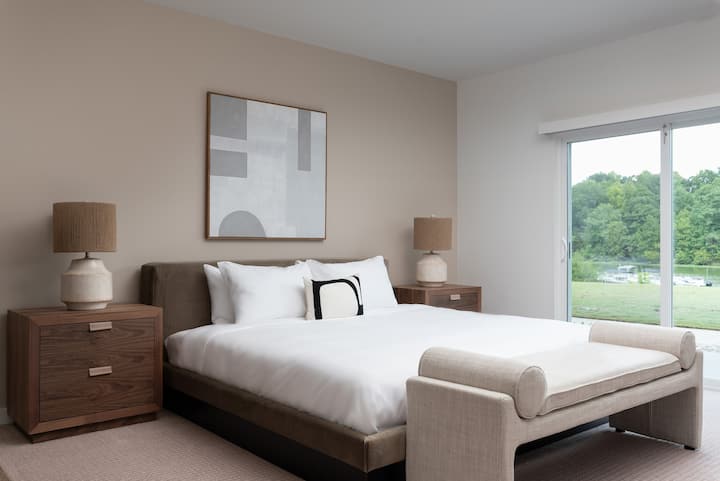 Boardwalk Hotel By Kasa | Accessible King Room - Lake Anna, VA