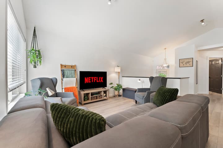Entire Home W/ Ac, Garage, Free Banff Pass, 75" Tv - Airdrie