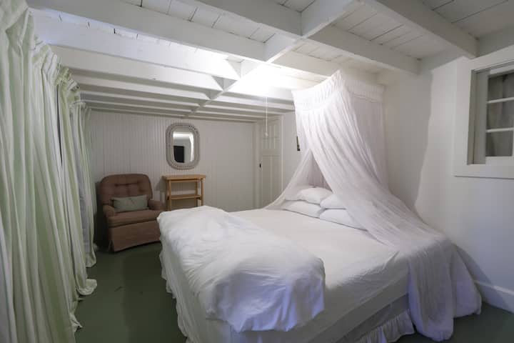 King Bed~ Stylish Pro Long Stay - Sarasota, FL