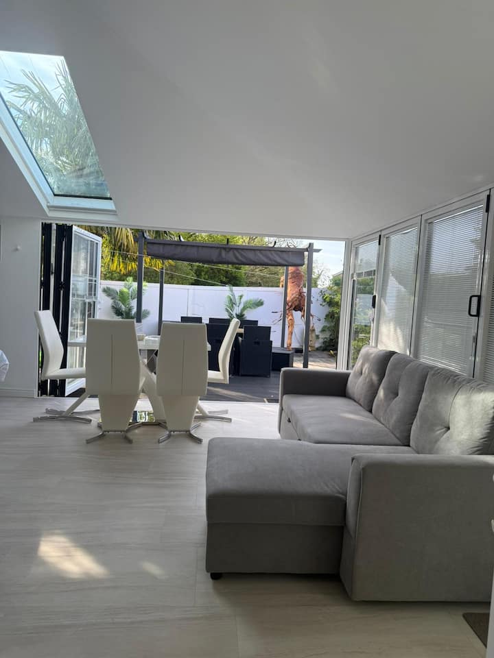 2 Bedroom Flat With A/c, Ev, Safe & Secure Parking - Witney