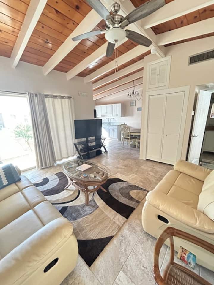 Casa Mar 26 1br Pool View + Porch Courtyard Charm - Siesta Key, FL