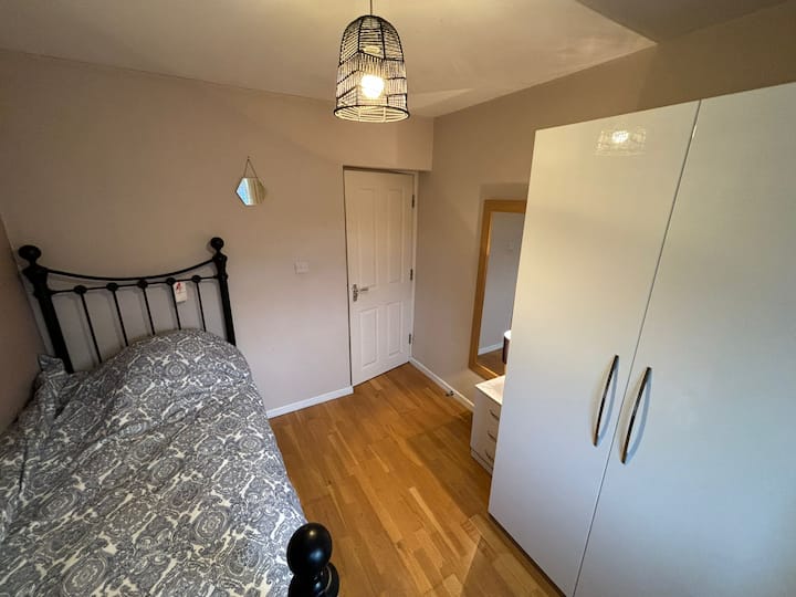 Single Bedroom With Parking (Room 3) - Watford