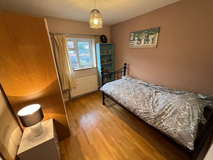 Single Bedroom With Parking - Watford
