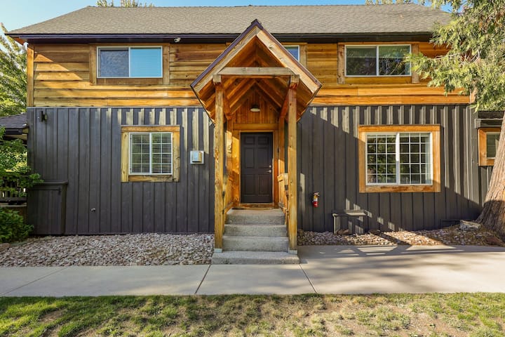 Shasta View Lodge | Cabin 6 - McCloud, CA